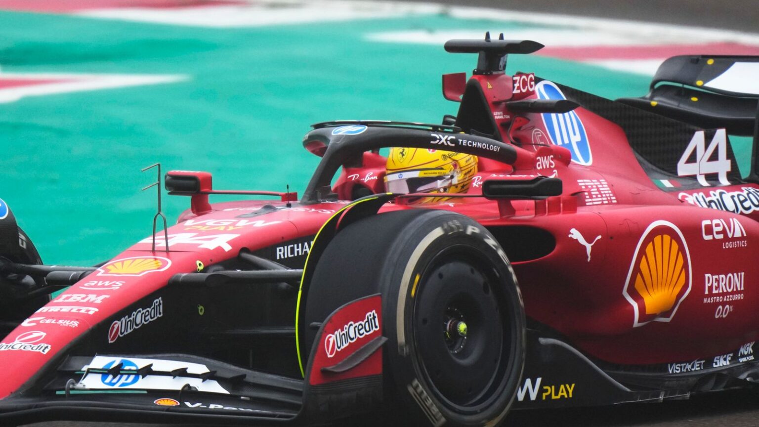 Luis Hamilton vozi Ferrari F1 automobil po prvi put na testu na stazi ...